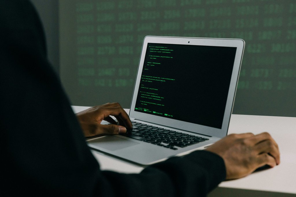 Baiting in Cyber Security: What Is It and How Does it Work?